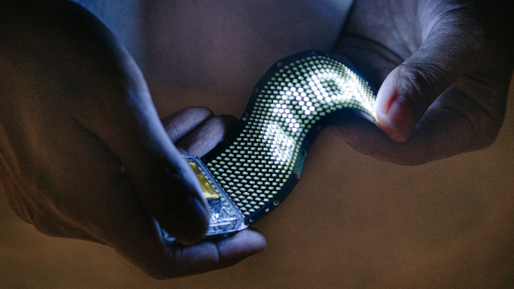 電子技販、「曲がるウェアラブルLEDディスプレイ」の改良版をリリース ｜デザインを深掘り MdN