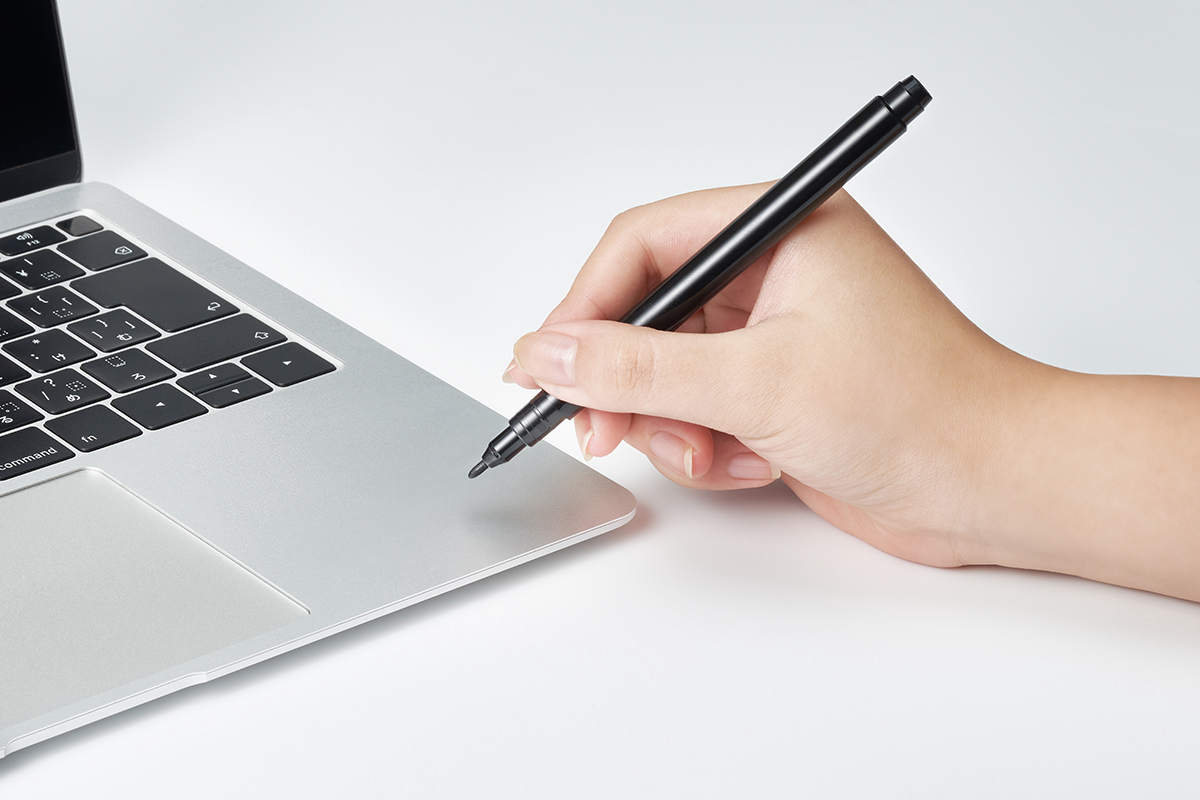 Macを “ホワイトボード化” できる注目のアクセサリー「MetalSKIN（メタルスキン）」が販売に ｜デザインを深掘り MdN