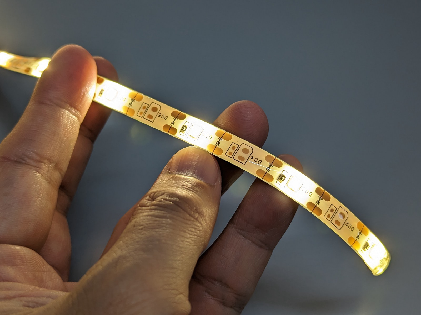 ダイソーなどで入手可能、わずか330円でどこにでも貼り付けられる格安のLEDテープライトを試してみた ｜デザインを深掘り MdN