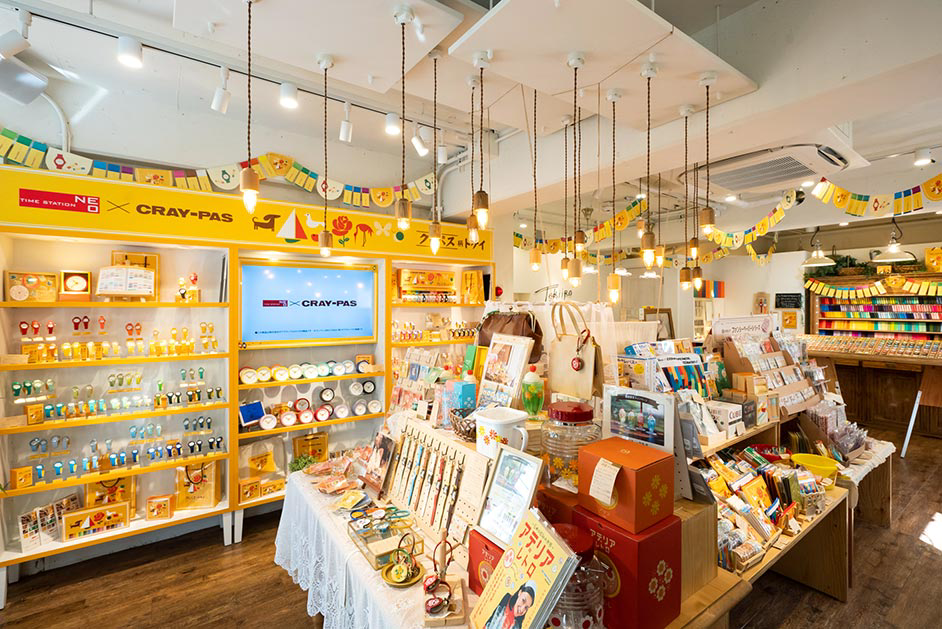 表参道「TokiiRo」クレパス柄トケイなど、かわいい文具や雑貨がそろう【三戸なつめ×東京の文房具店】 ｜デザインを深掘り MdN