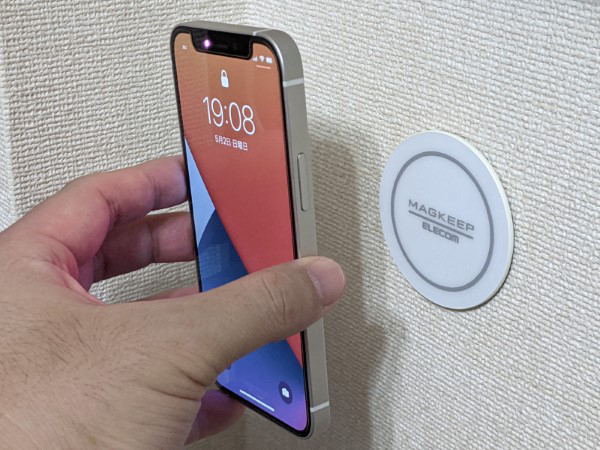 ベッド脇にも車載用途にも、iPhone 12を自由につけて外せるMagSafe準拠ステッカー「ITライター・山口真弘の気になるグッズラボ 」 ｜デザインを深掘り MdN
