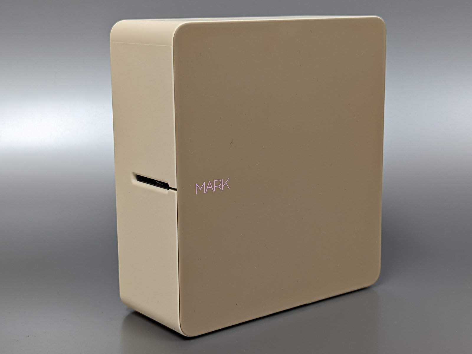 見た目はただの「箱」。手持ちのスマホから簡単作成できるBluetoothラベルライター「テプラ PRO」 ｜デザインを深掘り MdN