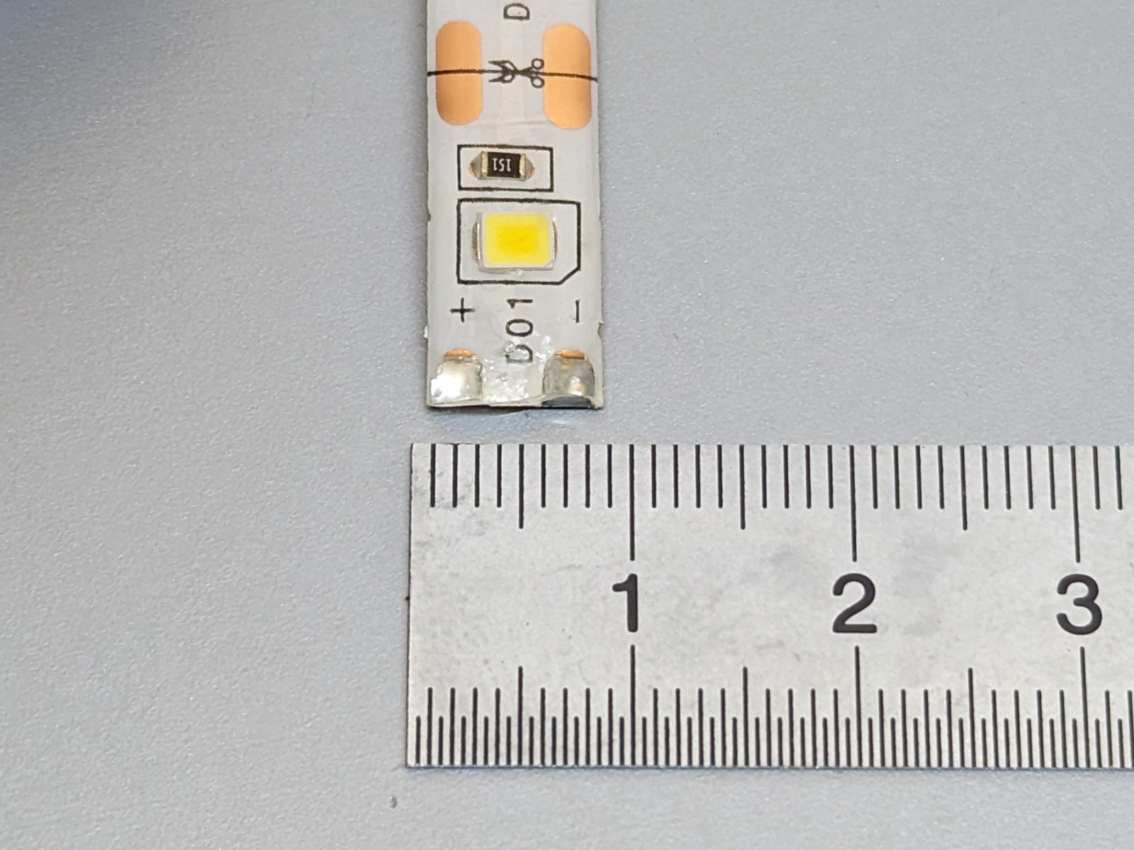 ダイソーなどで入手可能、わずか330円でどこにでも貼り付けられる格安のLEDテープライトを試してみた ｜デザインを深掘り MdN