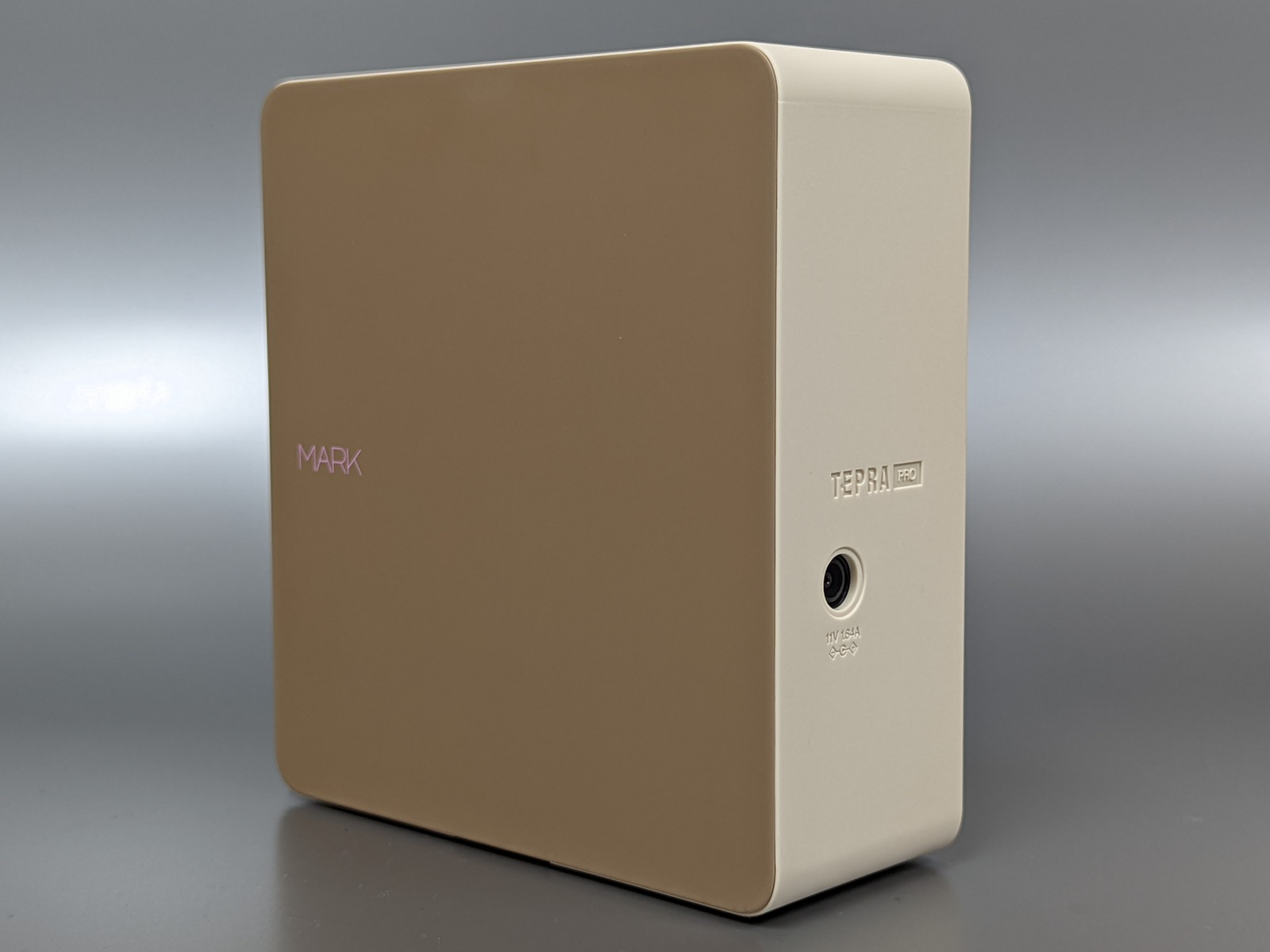 見た目はただの「箱」。手持ちのスマホから簡単作成できるBluetoothラベルライター「テプラ PRO」 ｜デザインを深掘り MdN