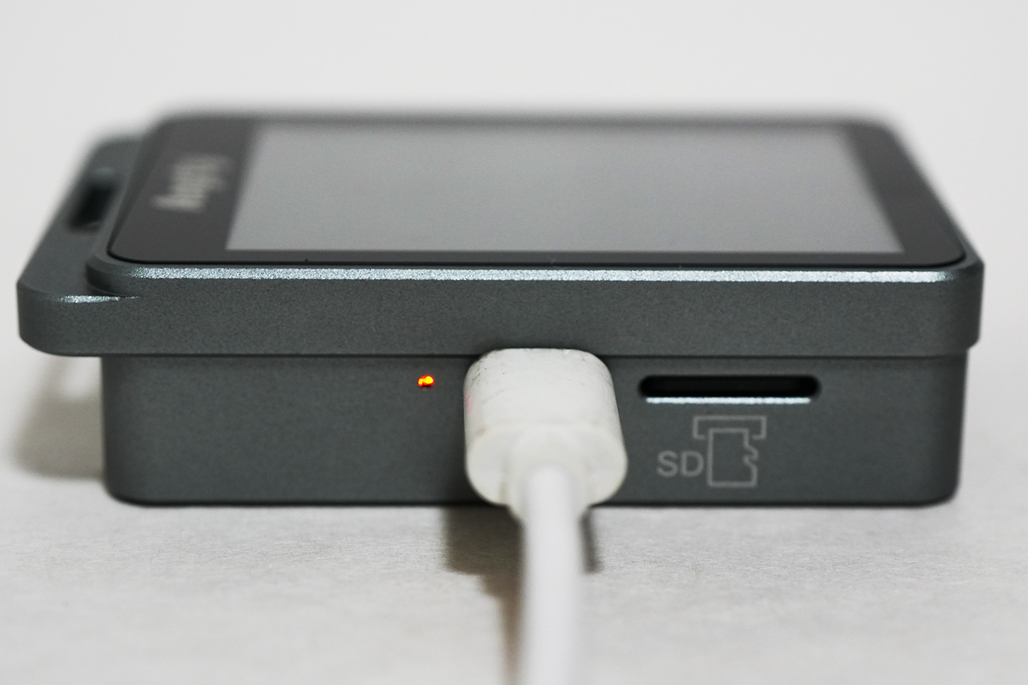 身近なモノも拡大して楽しむ！いま注目の携帯型LED顕微鏡「マジックルーペ キューブ」 ｜デザインを深掘り MdN