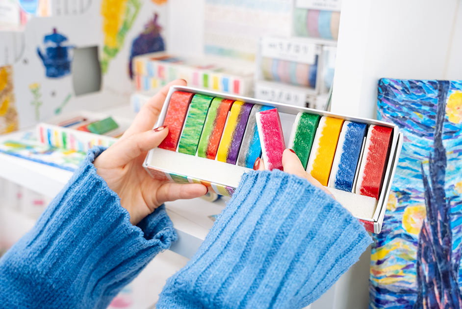 蔵前の「mt lab.」を特集！量り売り、企画展など、マステ好き必見のショップ【三戸なつめ×東京の文房具店】 ｜デザインを深掘り MdN